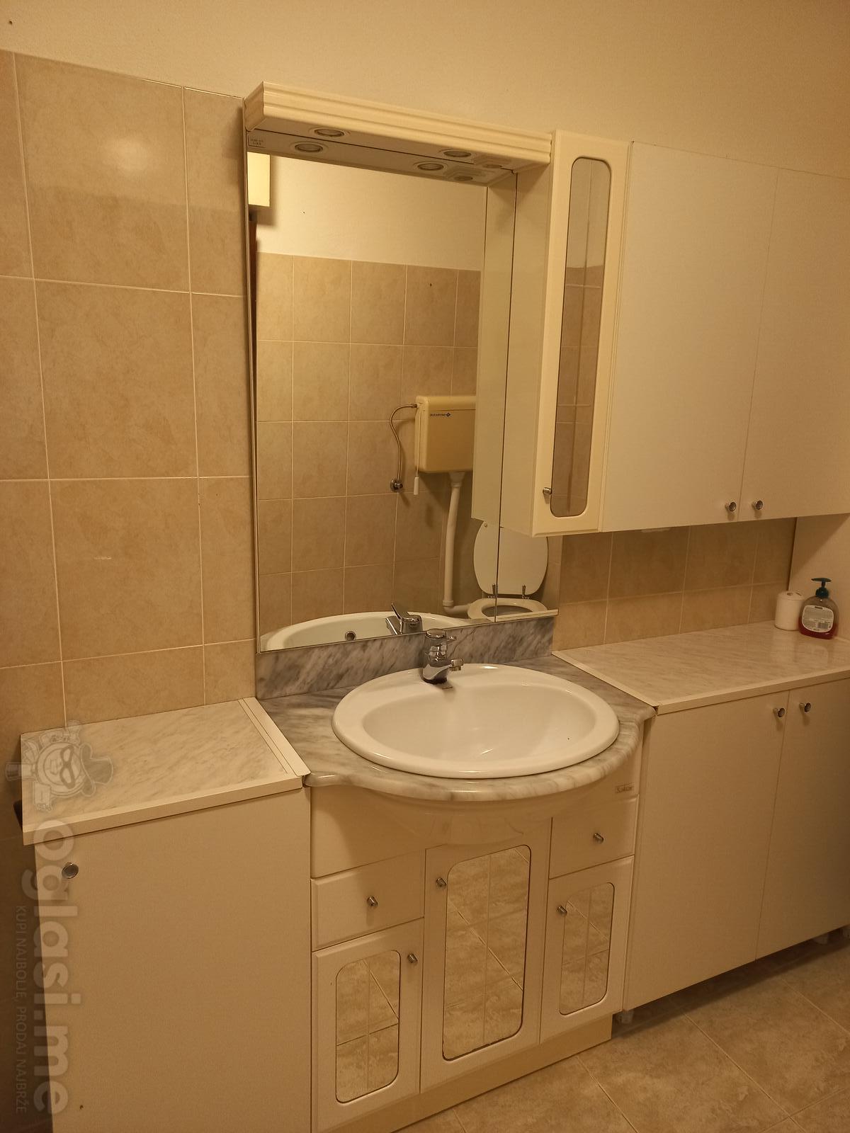 Lavabo sa ogledalom - Cijena 140 € - Crna Gora Tivat Donja Lastva ...