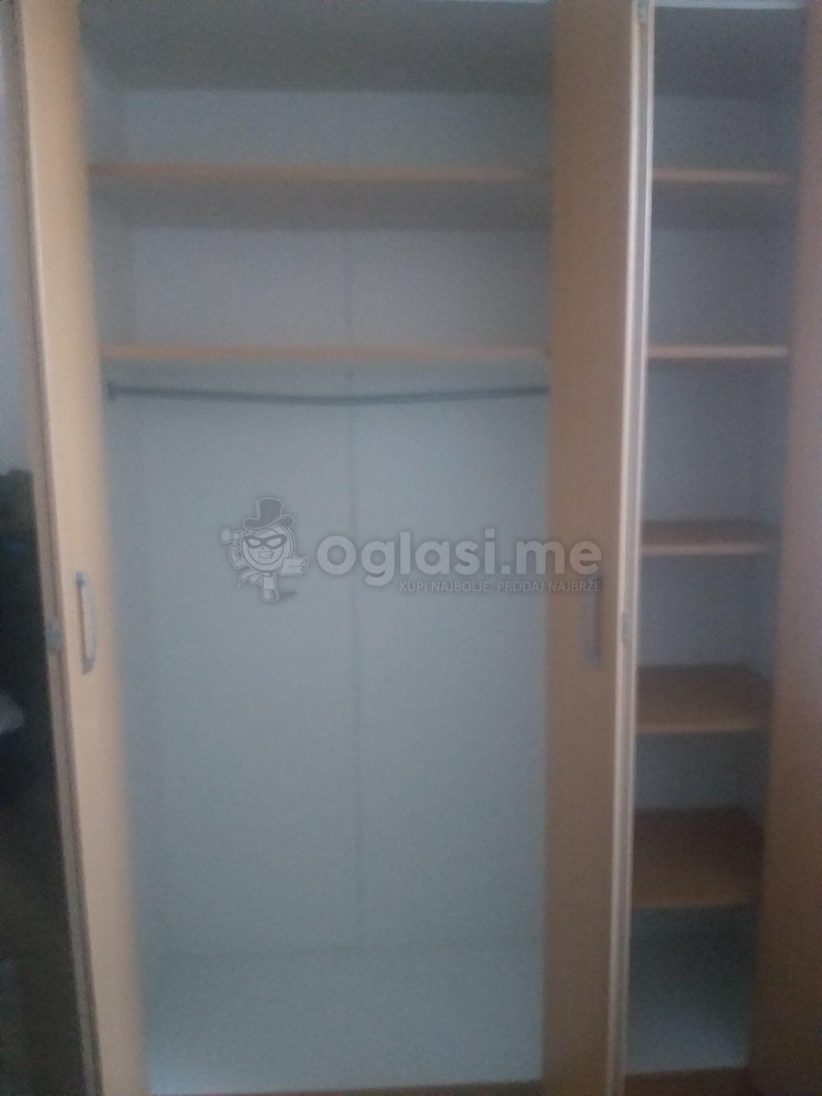 TROKRILNI ORMAR NA PRODAJU - Cijena 170 € - Crna Gora Nikšić Nikšić (uži dio) Vitrine i regali ...