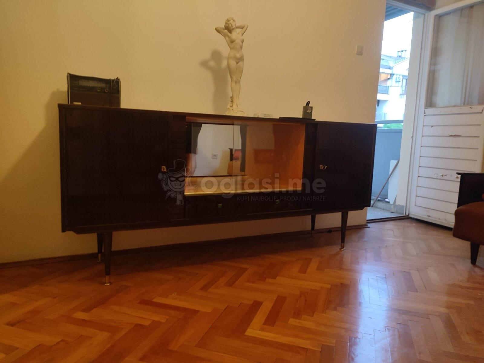 Vitrina iz doba komunizma - Cijena 150 € - Crna Gora Podgorica Preko ...