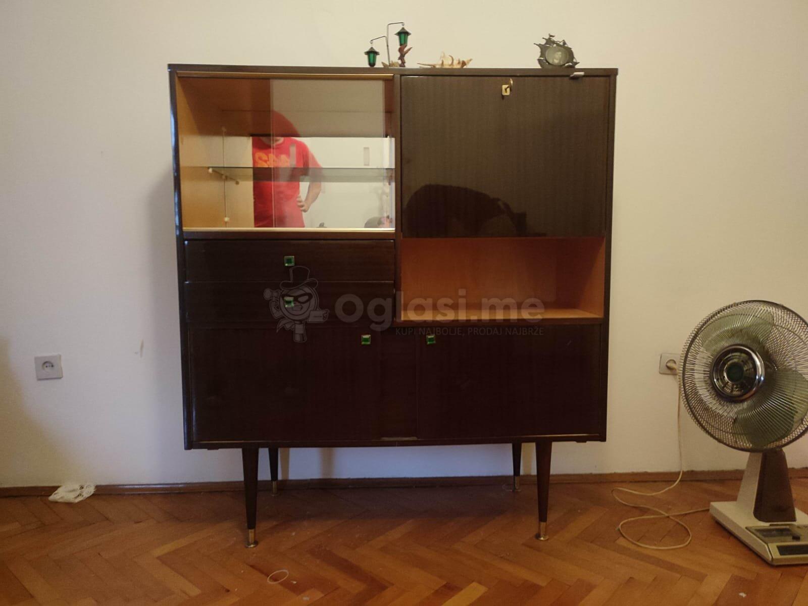 Vitrina iz doba komunizma - Cijena 100 € - Crna Gora Podgorica Preko ...