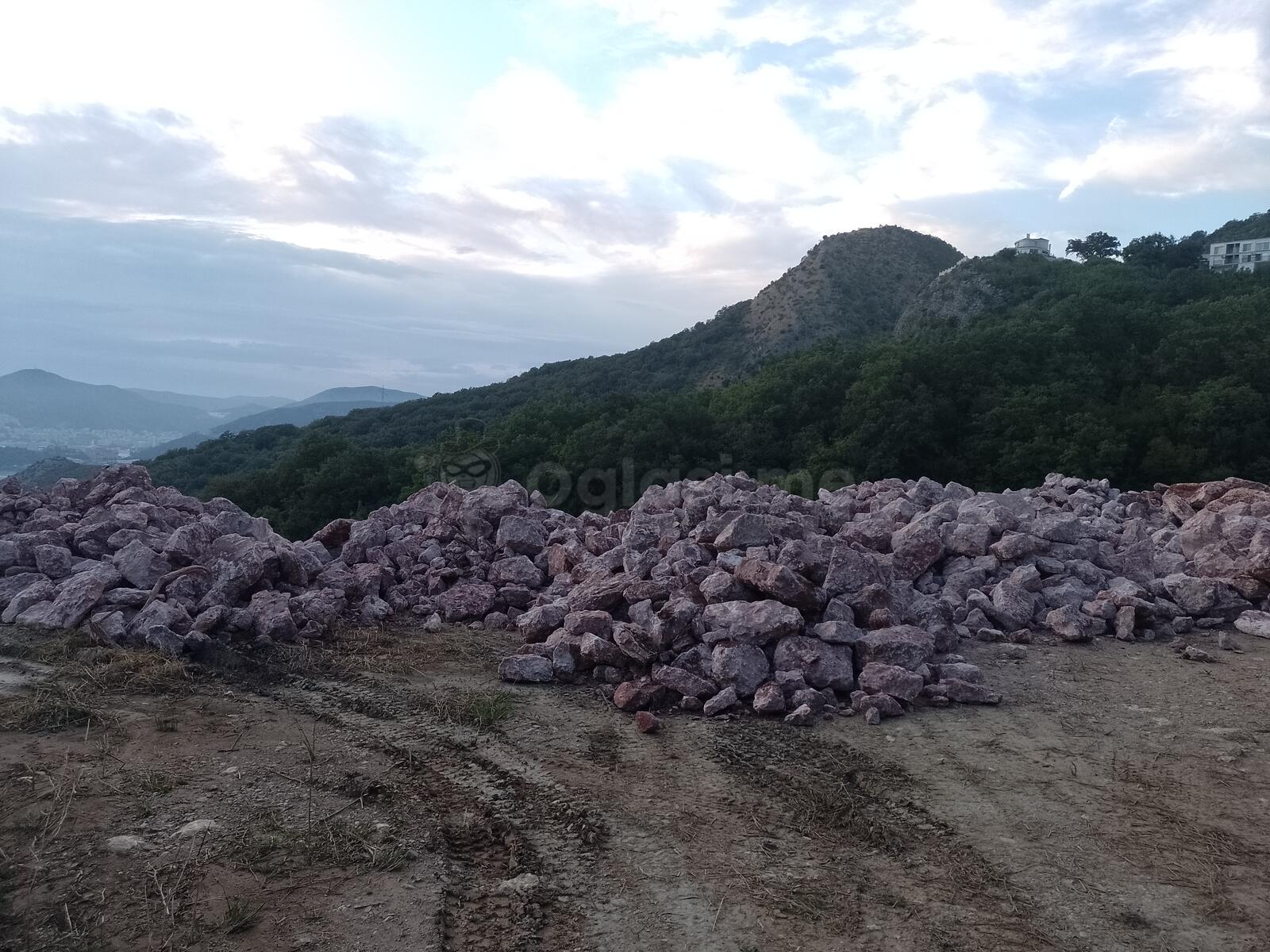 KAMEN POVOLJNO - Cijena 15 € - Crna Gora Budva Bečići Građevinski ...