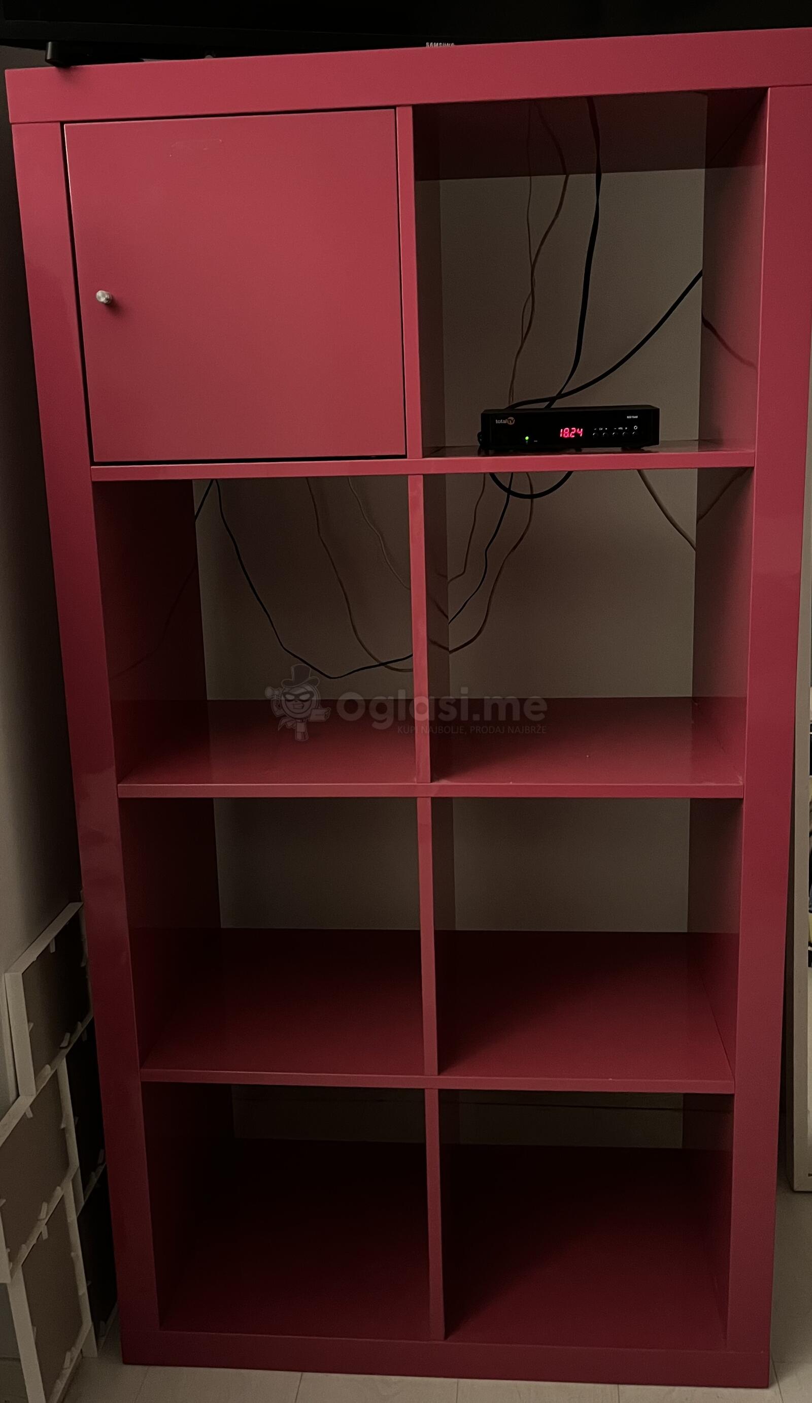 Prodajem IKEA KALLAX policu (3×4), s jednim vratima. Odlično stanje ...